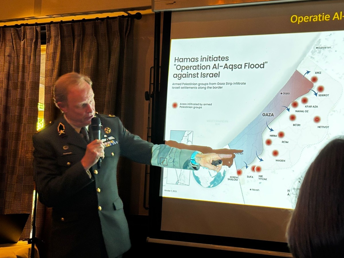 Generaal Bouwmeester duidt het nieuws aan leden Rotary Laren-Blaricum ...