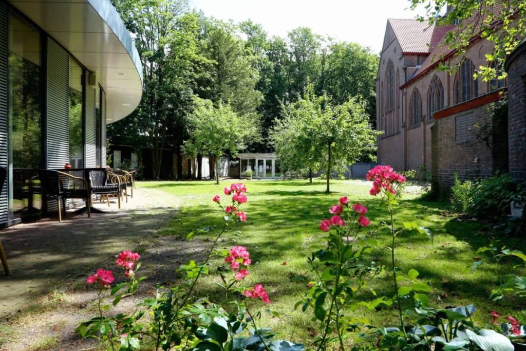 ‘Heimwee naar Laren’ niet in theater,maar in kloostertuin – Bol-An!